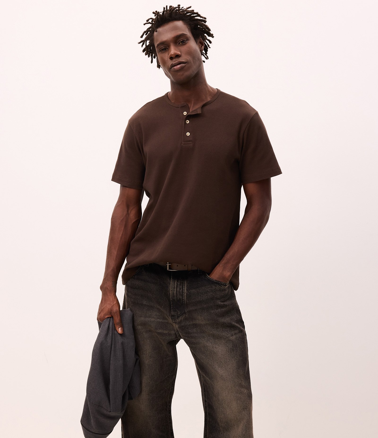 Camiseta Texturizada em Algodão com Gola Henley Marrom