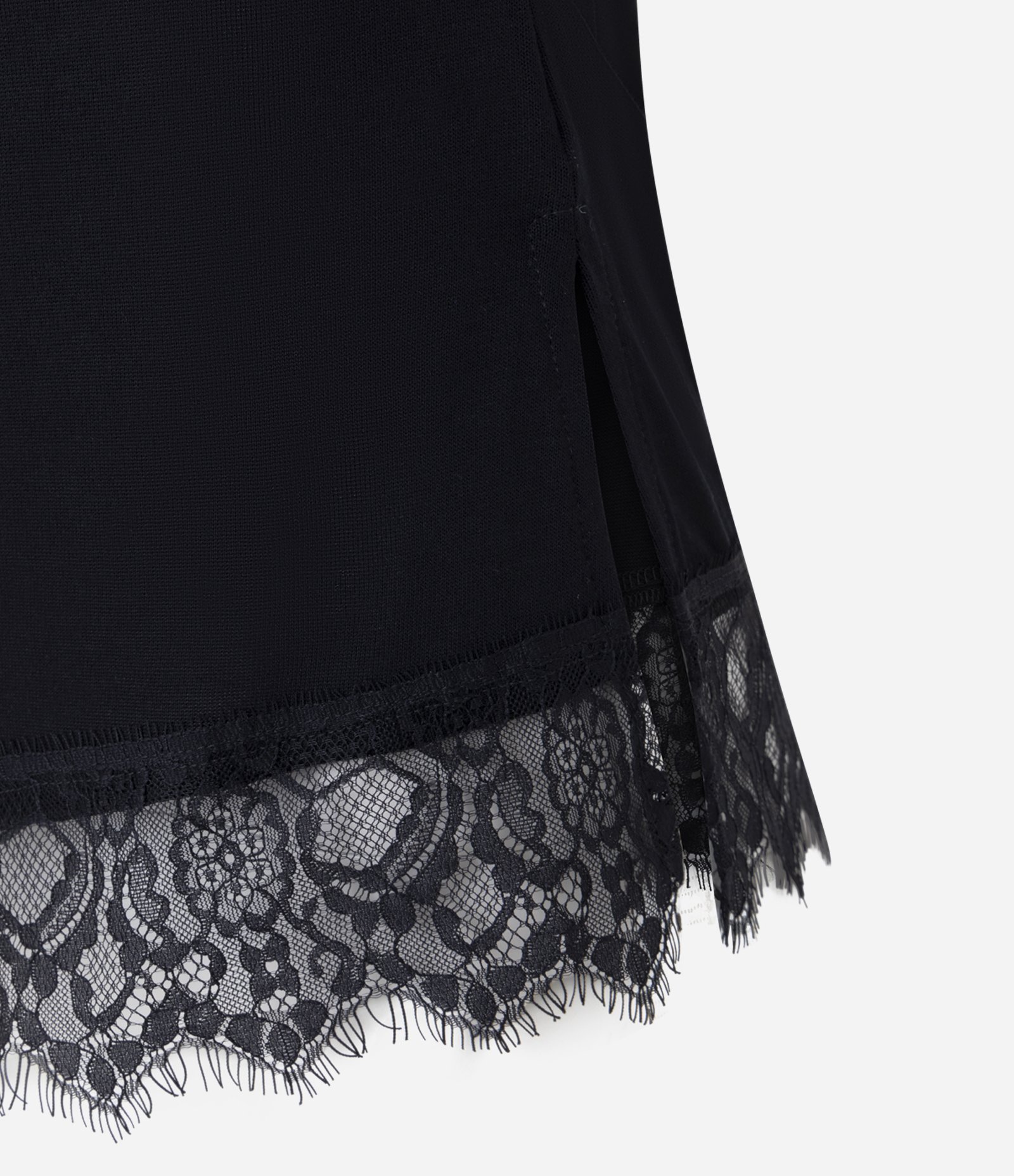 Blusa Manga Curta em Viscose com Gola Alta e Barra Rendada Preto