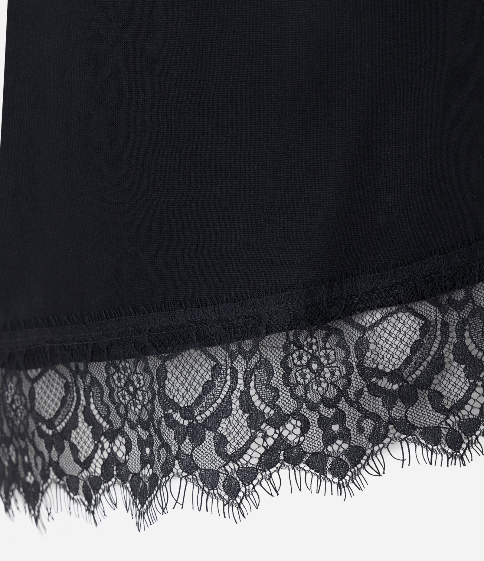 Blusa Manga Curta em Viscose com Gola Alta e Barra Rendada Preto