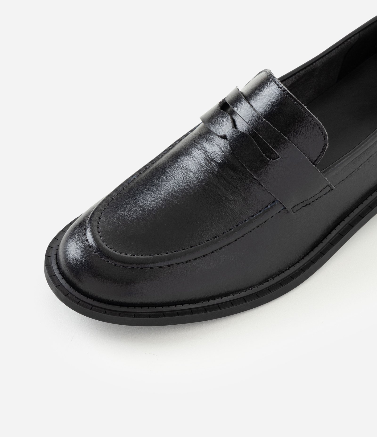 Mocassim em Couro com Bico Arredondado Preto