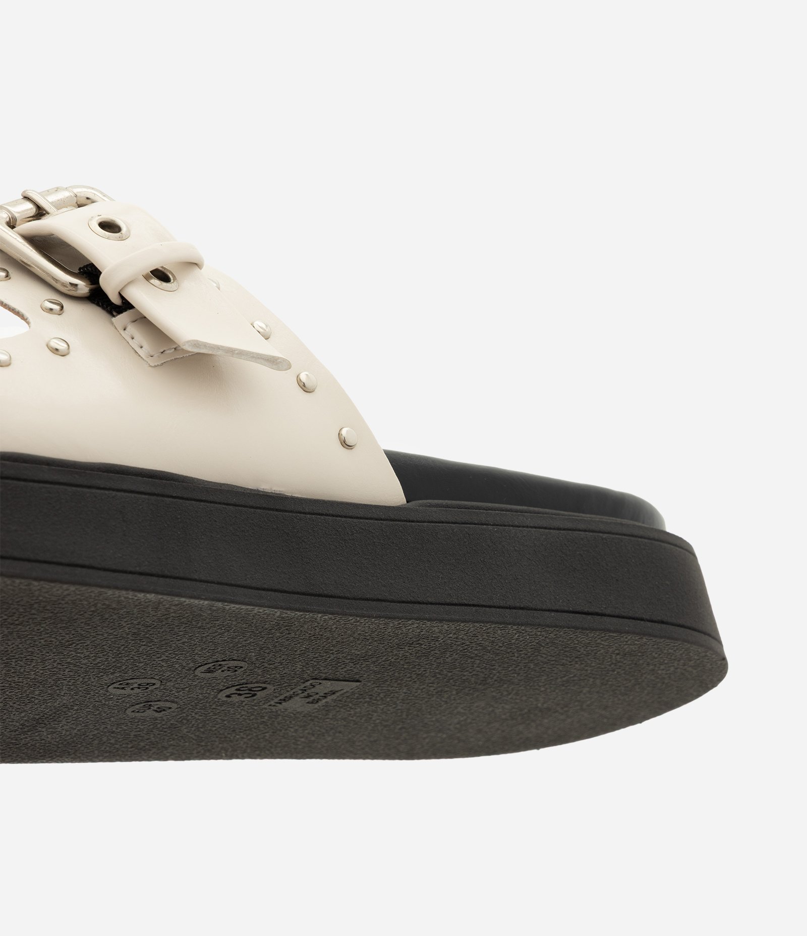 Rasteira em PU com Tiras Largas e Aplicação de Tachas Off White