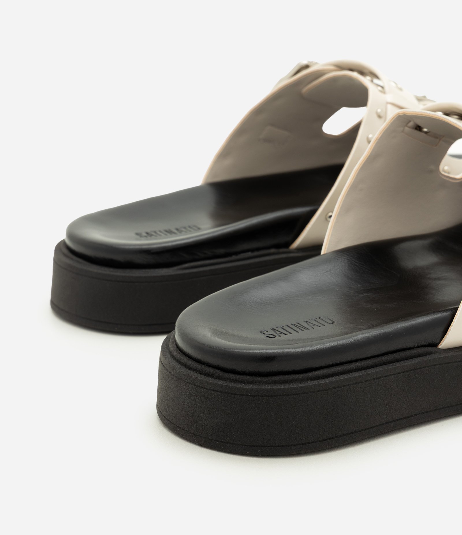 Rasteira em PU com Tiras Largas e Aplicação de Tachas Off White