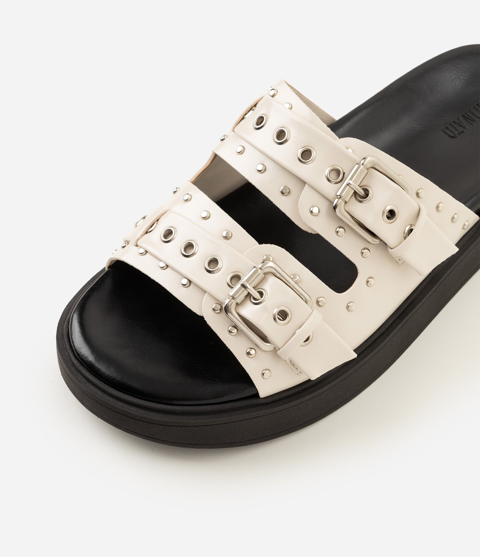 Rasteira em PU com Tiras Largas e Aplicação de Tachas Off White