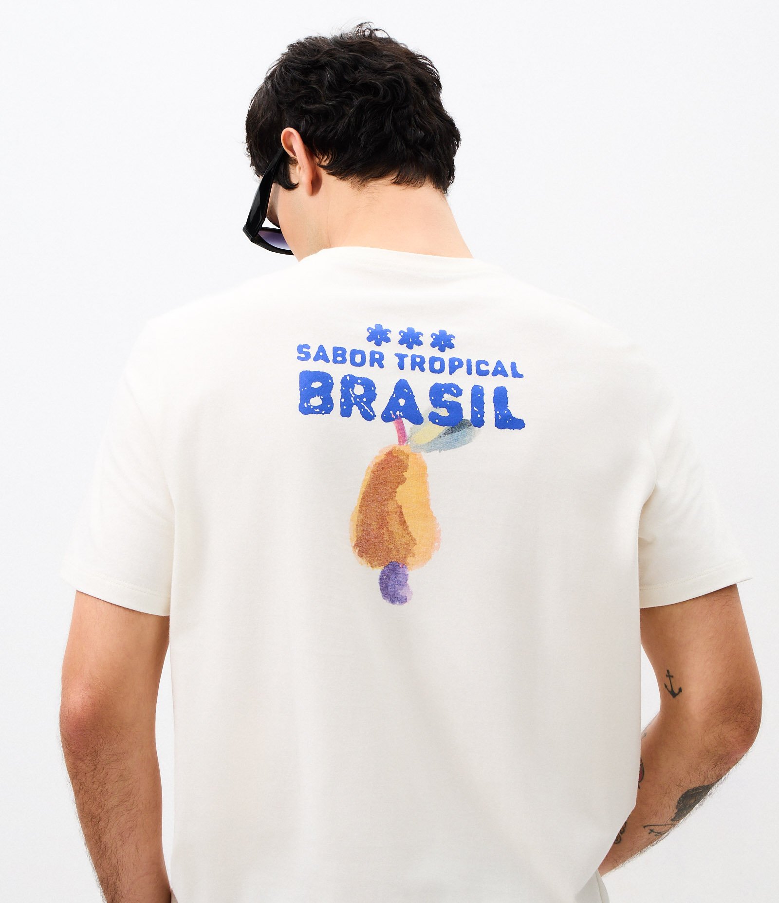 Camiseta Comfort em Algodão com Estampa Caju Brasil Branco